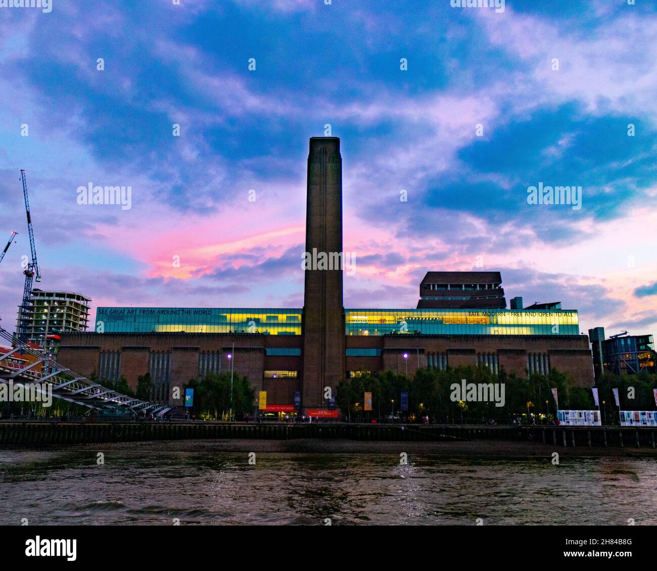 An early evening shot of the Tate modern art gallery with the river ...