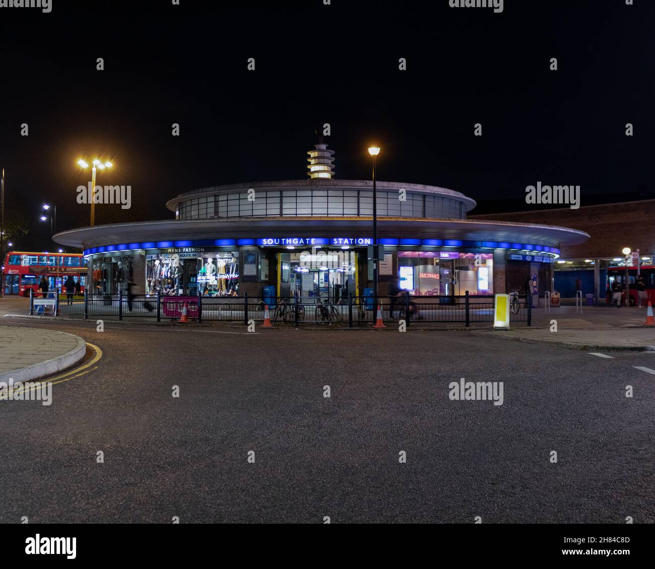 Piccadilly line station hi-res stock photography and images - Alamy