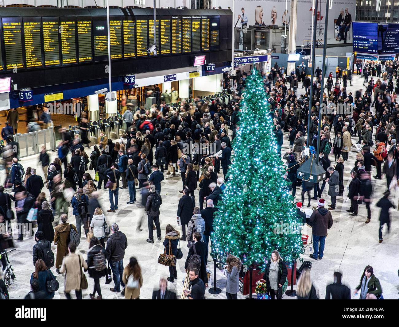WATERLOO STATION CONCOURSE CHRISTMAS COMMUTERS Elevated view of busy ...