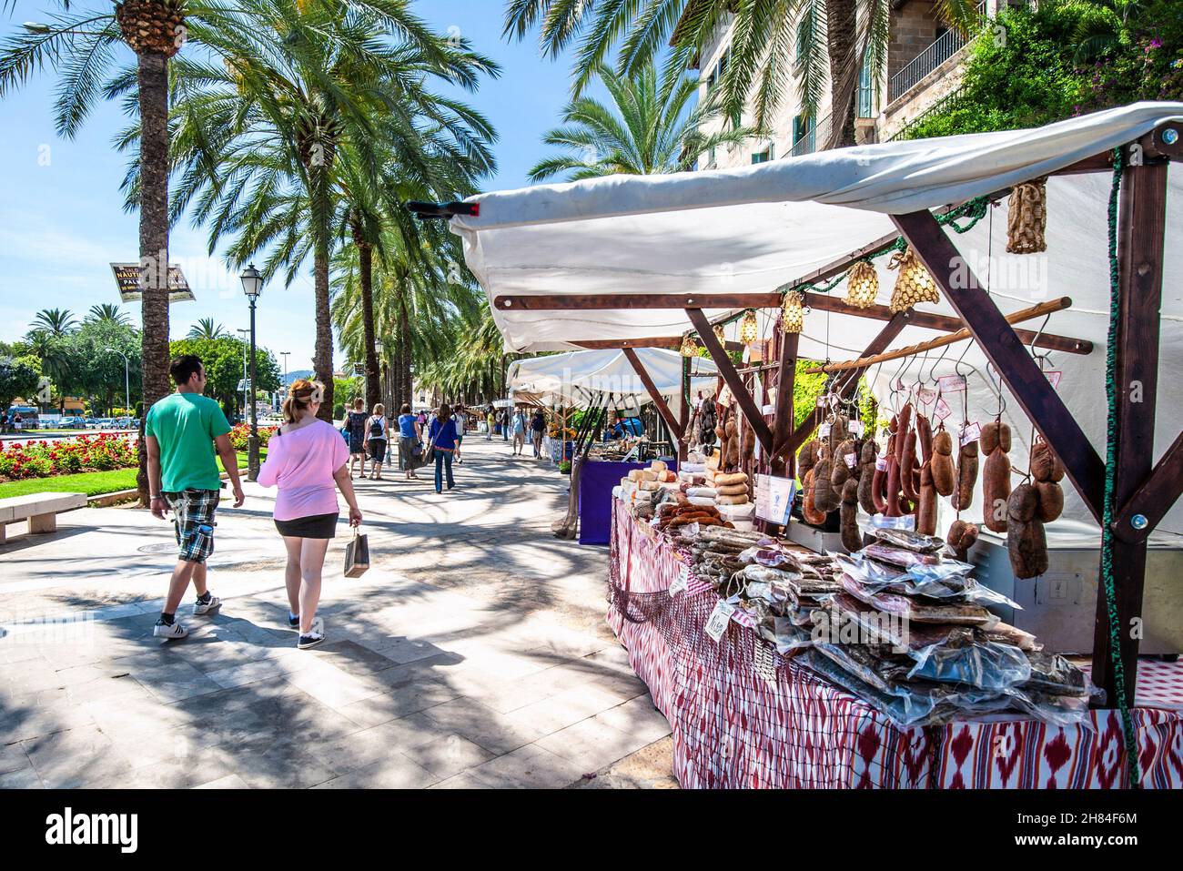 PALMA MARKET STALLS MALLORCA Visitors browsing outdoor market stalls in ...