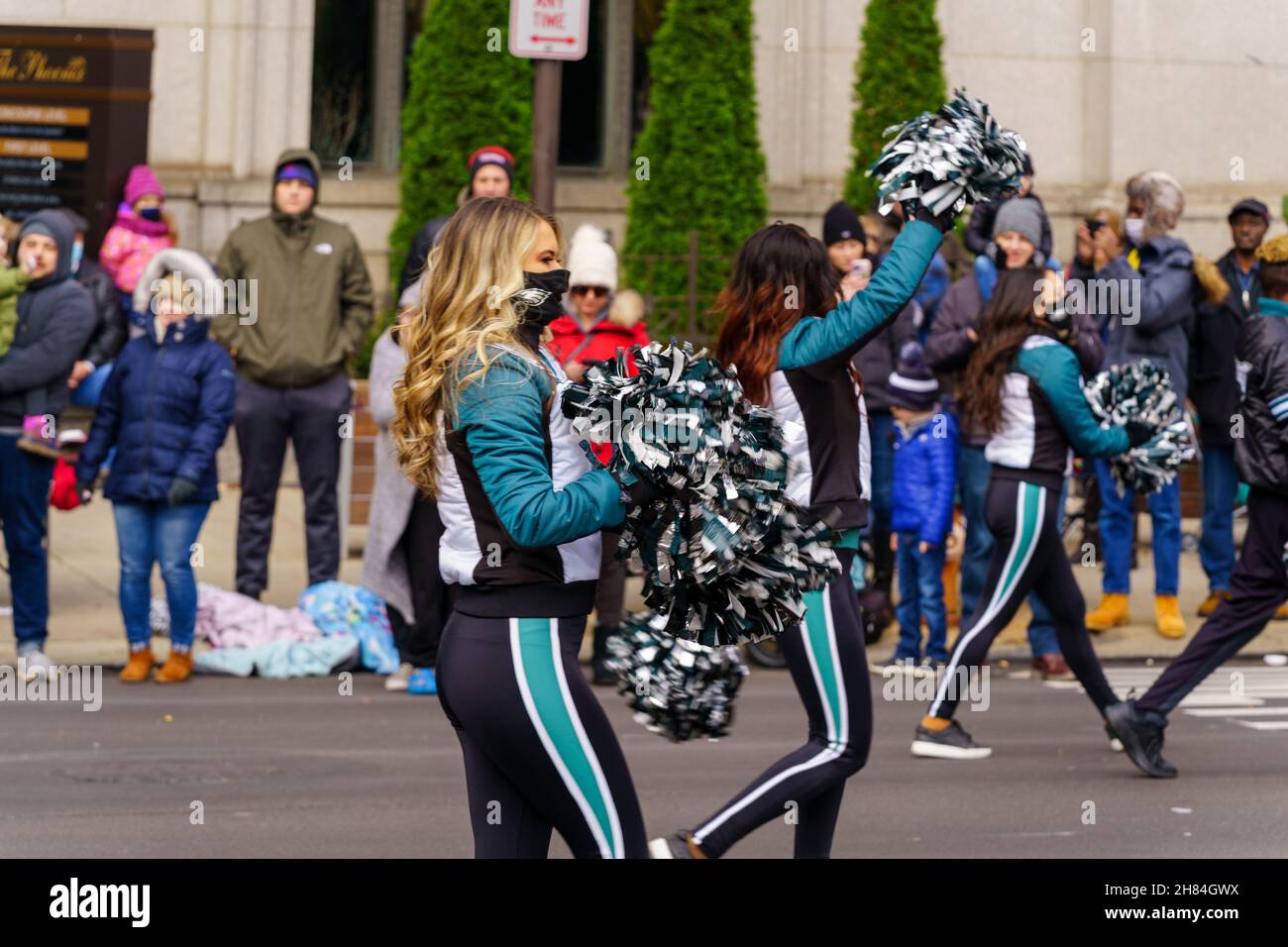 Philadelphia eagles cheerleaders hi-res stock photography and images ...