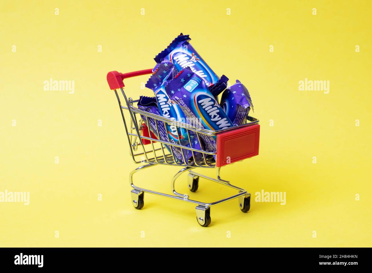 Belarus, Novopolotsk - 19 november, 2021: Milky Way Bars in shopping ...