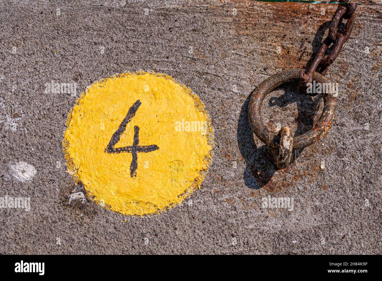 Mooring numbers and a tether on a quayside Stock Photo - Alamy