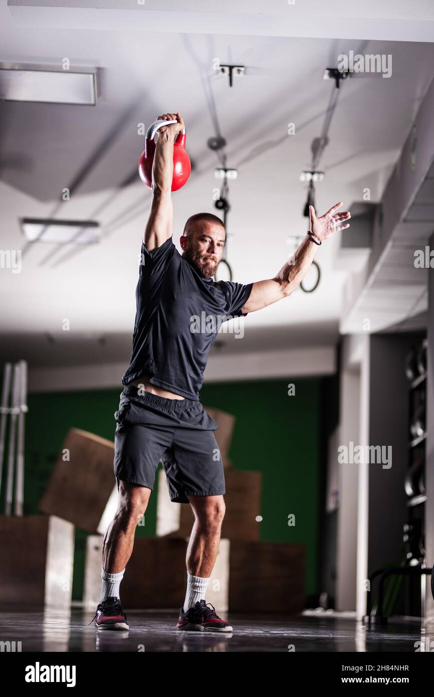 Guy lifting heavy kettlebell hi-res stock photography and images - Alamy