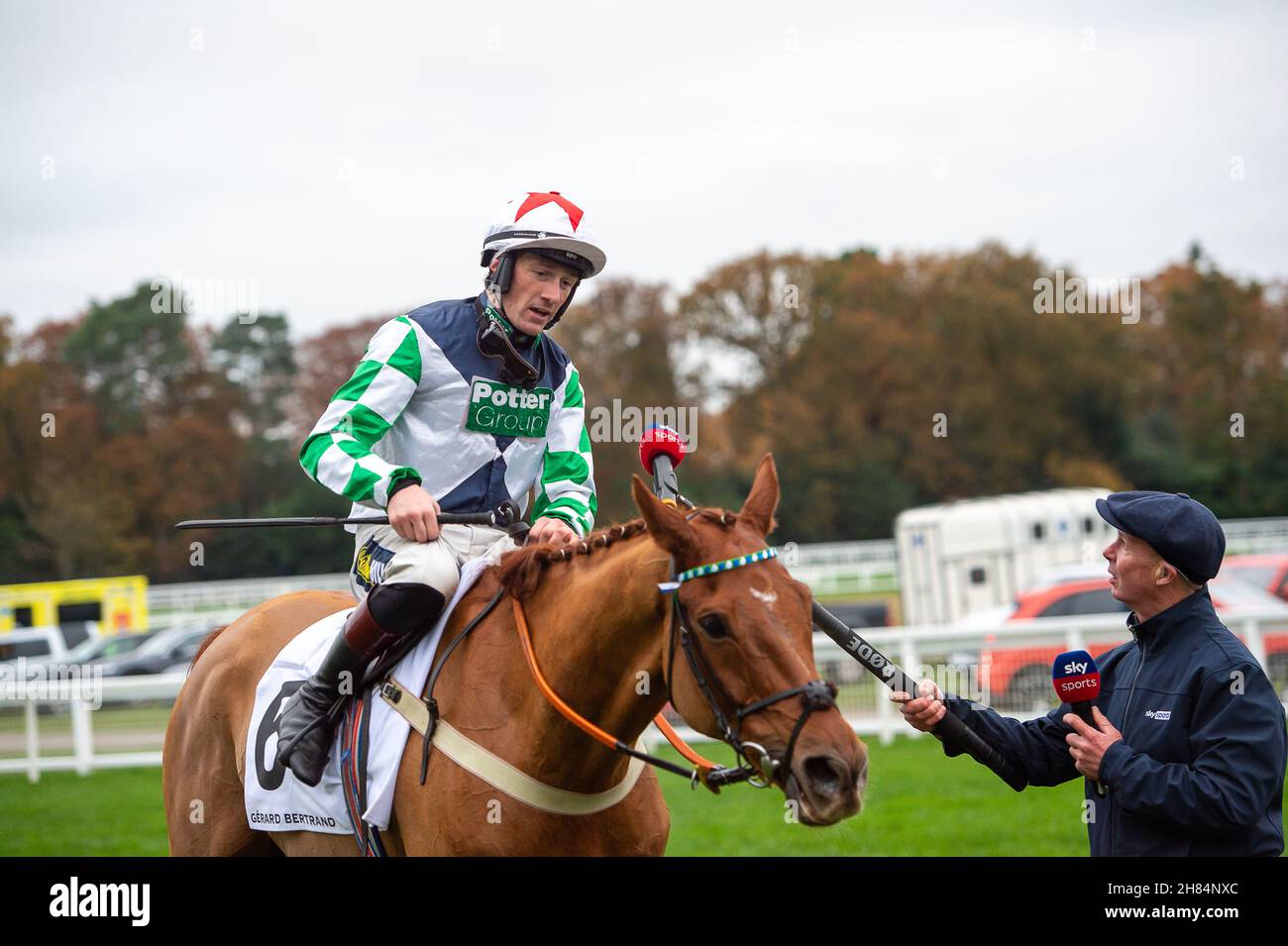Jockey sam thomas at ascot hi-res stock photography and images - Alamy