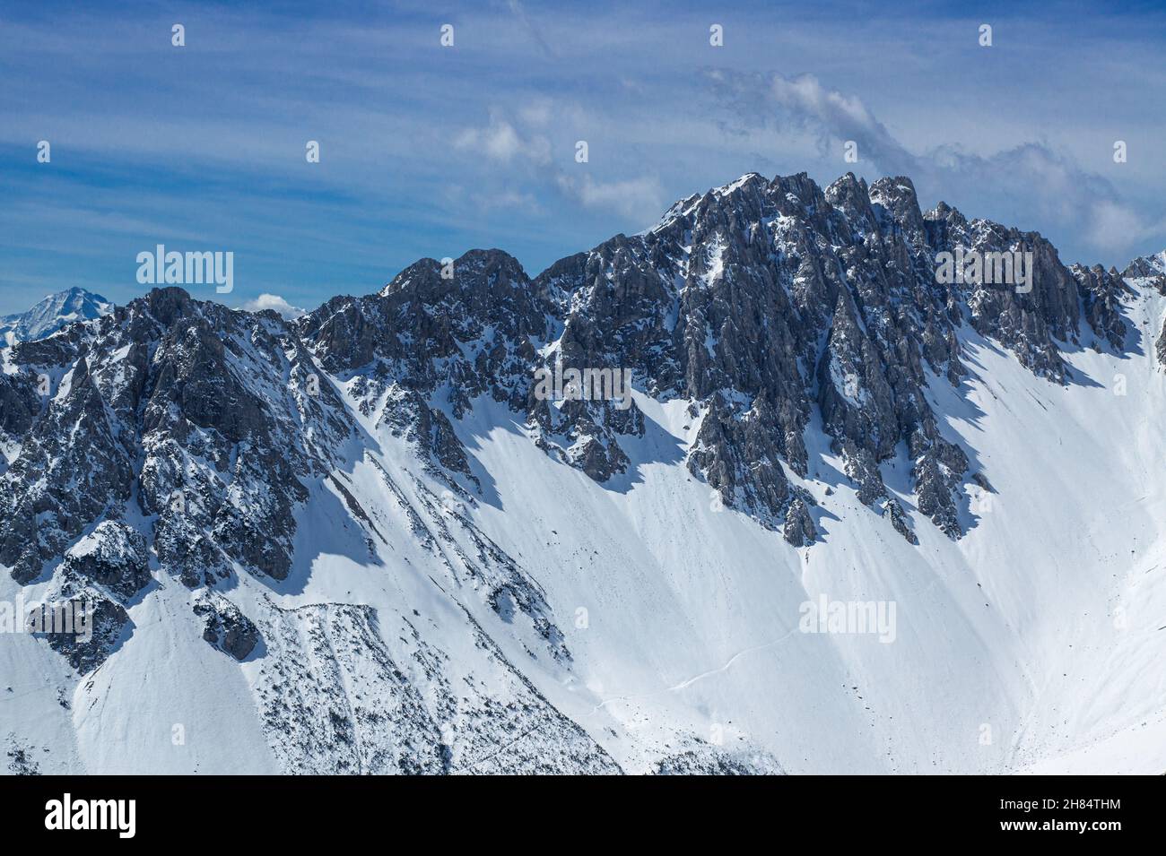 View of snowy mountain peaks in the Alps Stock Photo - Alamy