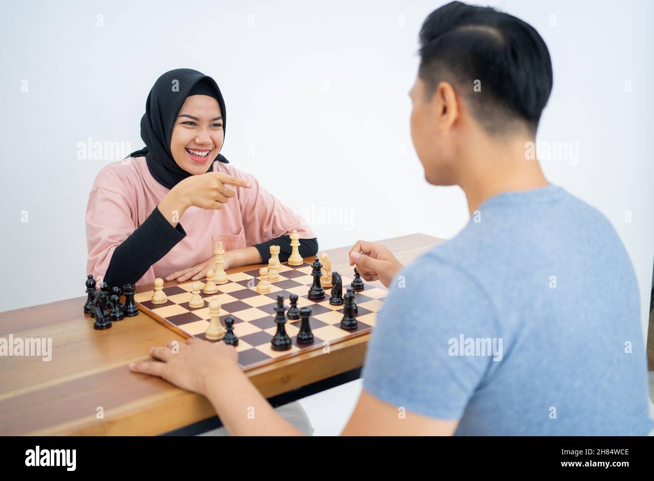 Muslim playing chess hi-res stock photography and images - Alamy