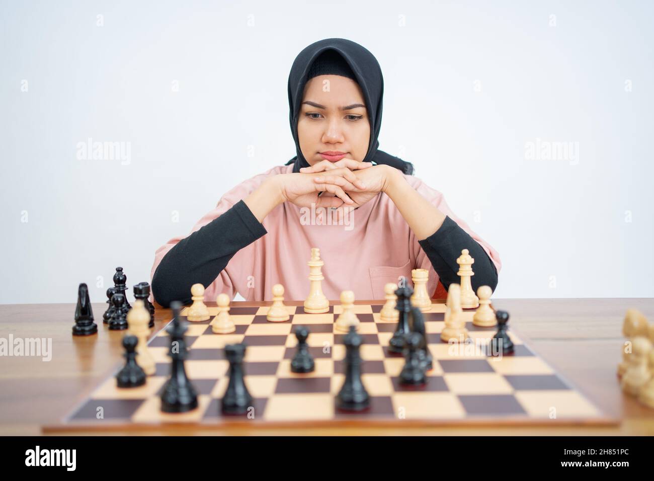 Muslim playing chess hi-res stock photography and images - Alamy