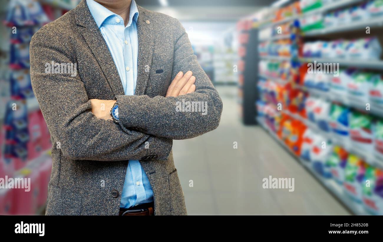 Supermarket salesman salesperson hi-res stock photography and images ...