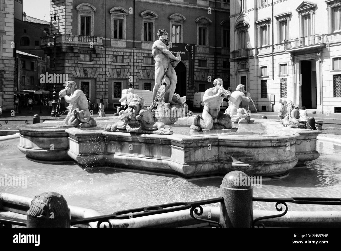 Grayscale shot of a beautiful fountain in Piazza Navona Square on a ...