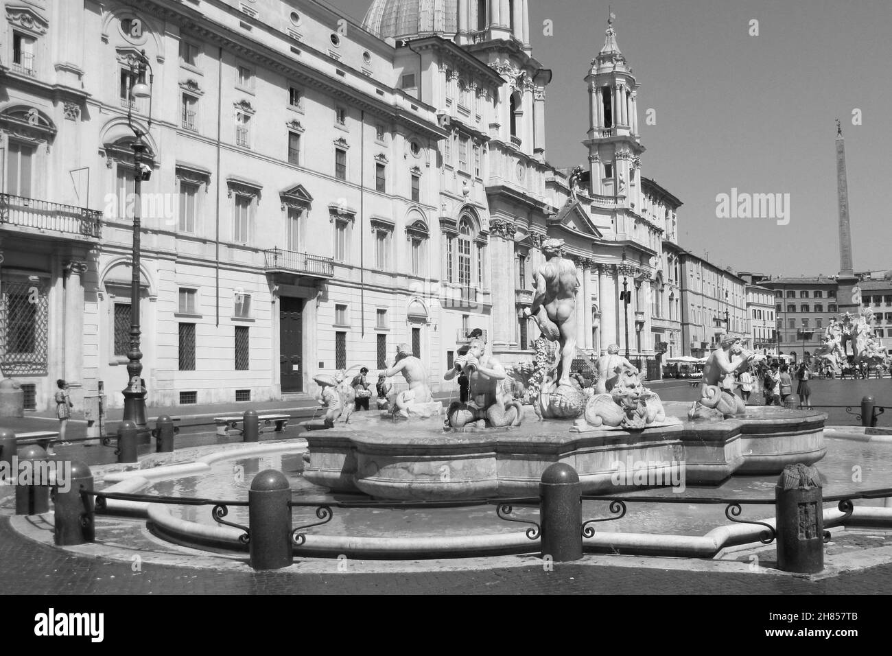 Grayscale shot of a beautiful fountain in Piazza Navona Square on a ...