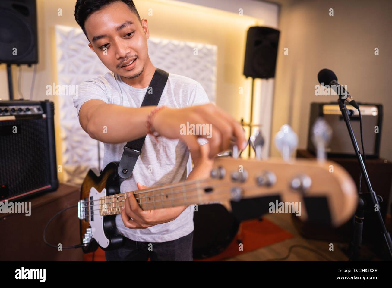 Male bassist hi-res stock photography and images - Alamy