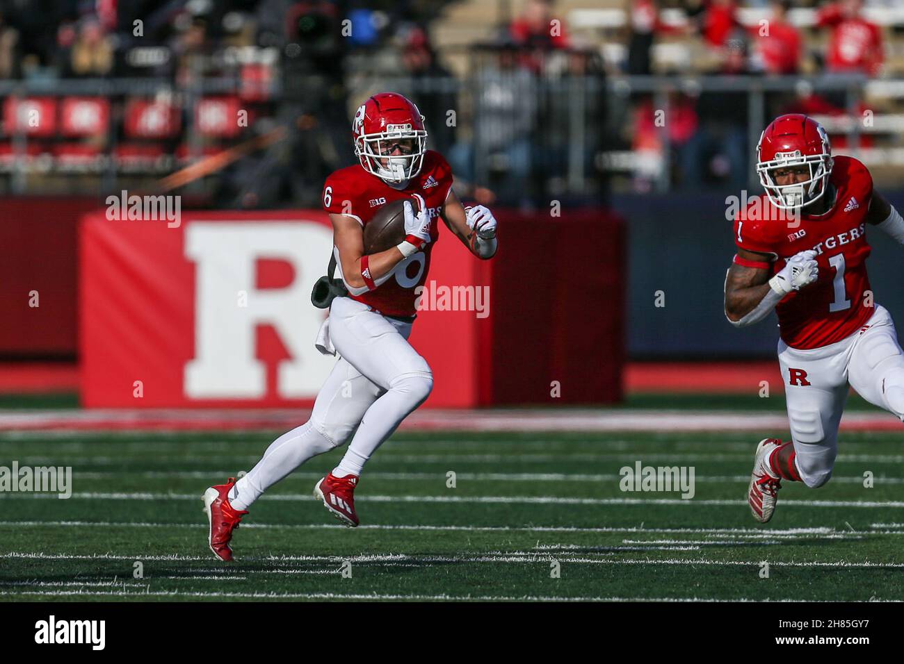 6 scarlet hi-res stock photography and images - Alamy