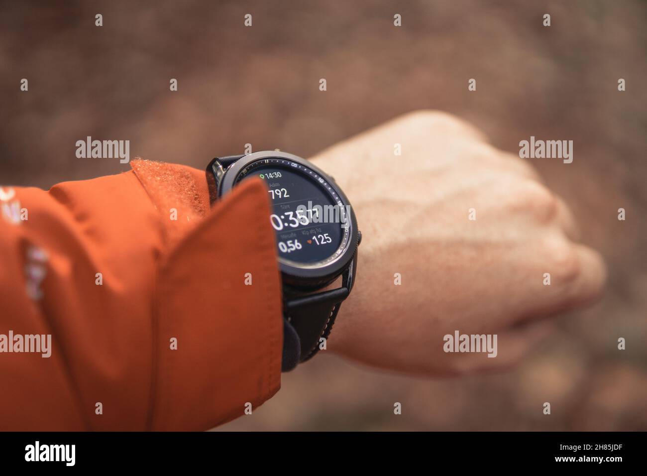 hand holding a watch Stock Photo - Alamy