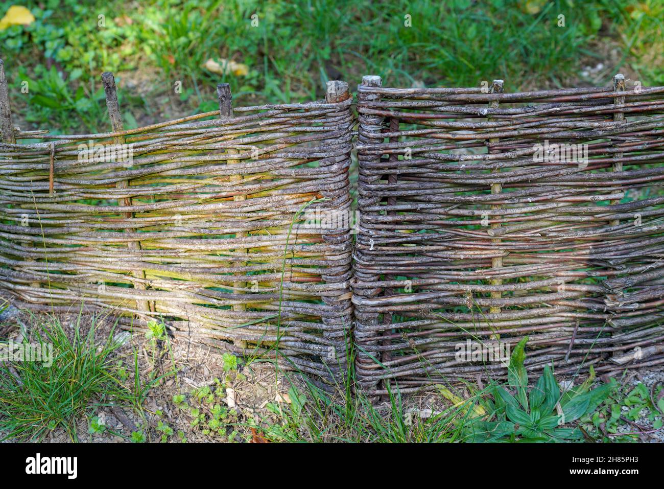 Braided garden fence made of reed Stock Photo - Alamy