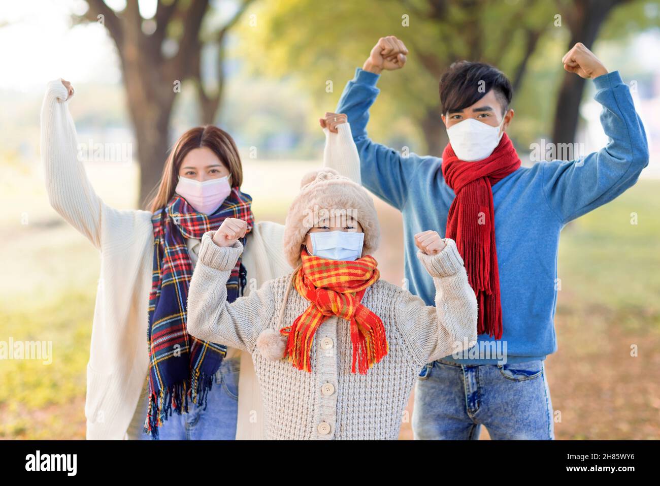Asian family happy wearing mask hi-res stock photography and images - Alamy