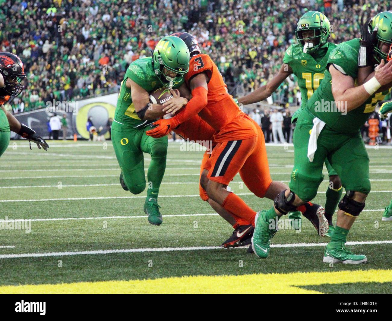November 27, 2021: Oregon Ducks running back Travis Dye (26) scores ...