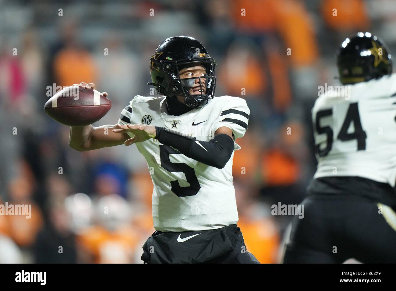 November 27, 2021: Mike Wright #5 of the Vanderbilt Commodores passes ...