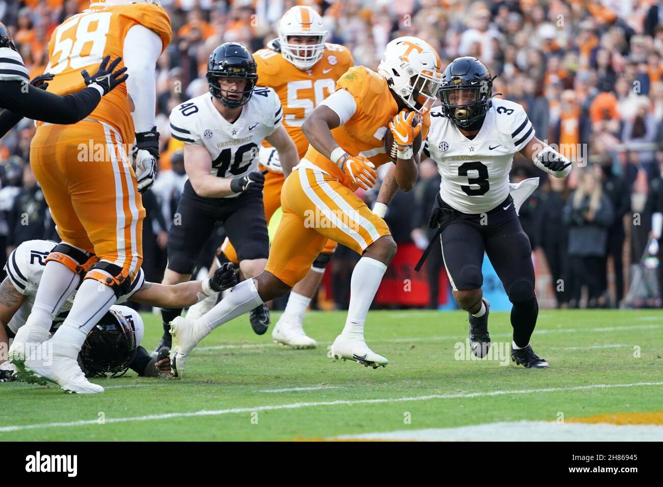 November 27, 2021: Jabari Small #2 of the Tennessee Volunteers runs for ...