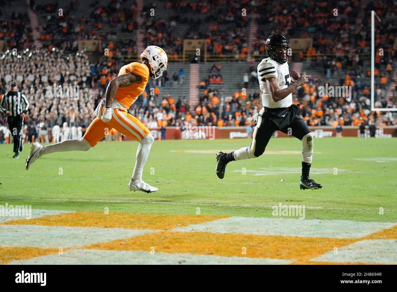 November 27, 2021: Mike Wright #5 of the Vanderbilt Commodores runs for ...