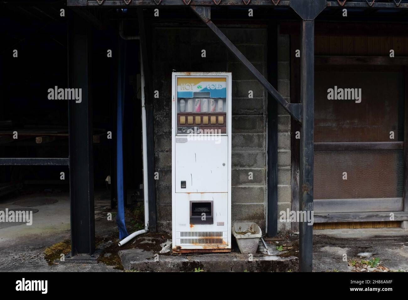 Defunct vending machine hi-res stock photography and images - Alamy