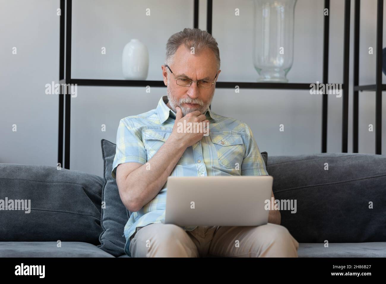 Old man confused computer hi-res stock photography and images - Alamy