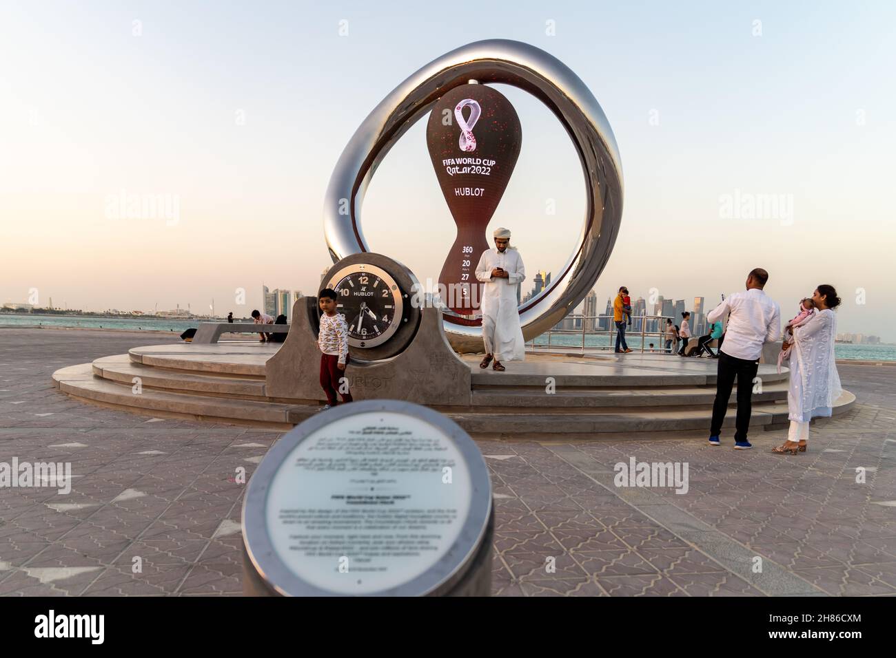 2022 FIFA World Cup countdown clock on Doha's corniche, November 25 ...