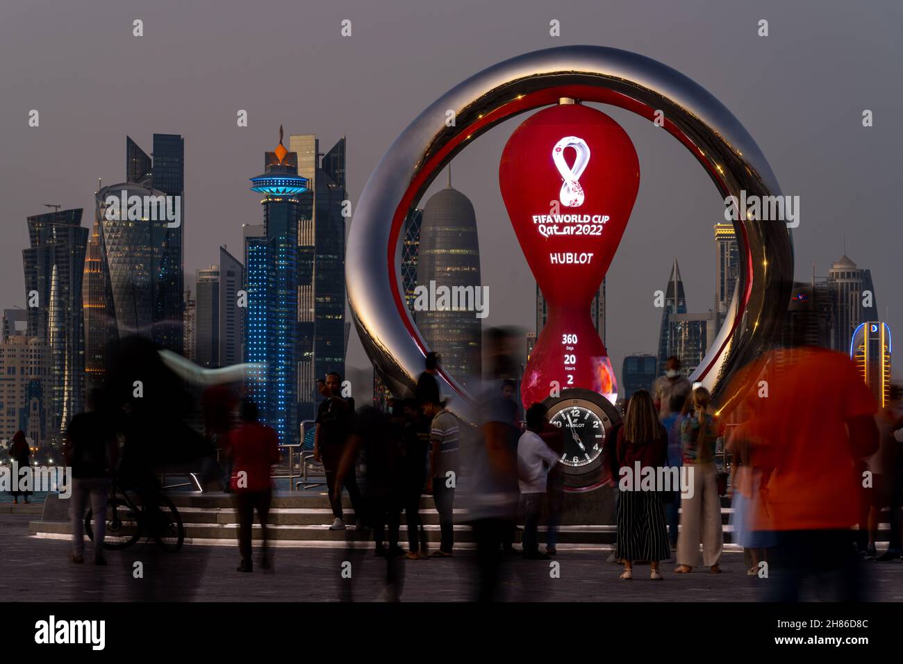2022 FIFA World Cup countdown clock on Doha's corniche, November 25 ...