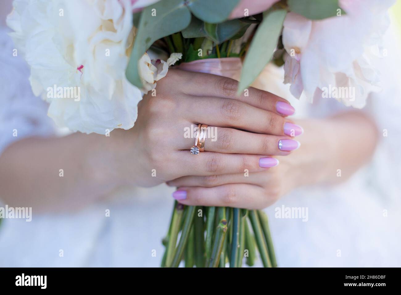 Hand holding bridal bouquet hi-res stock photography and images - Alamy