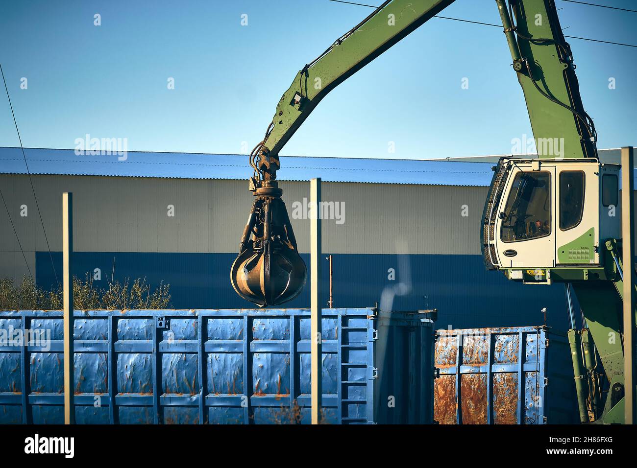 Mechanical crane grab scrap metal hi-res stock photography and images ...