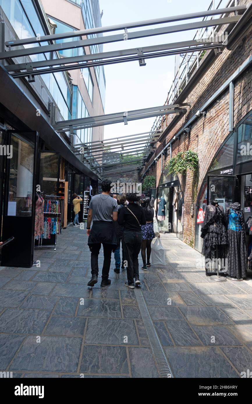 People shopping in the indoor camden market hi-res stock photography ...