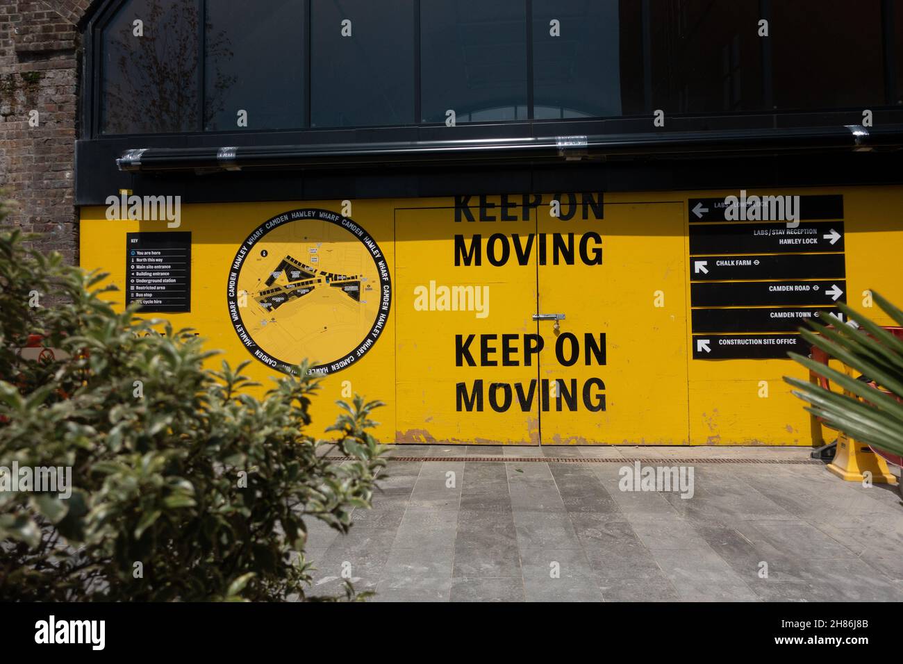 Keep on moving sign in London Stock Photo - Alamy