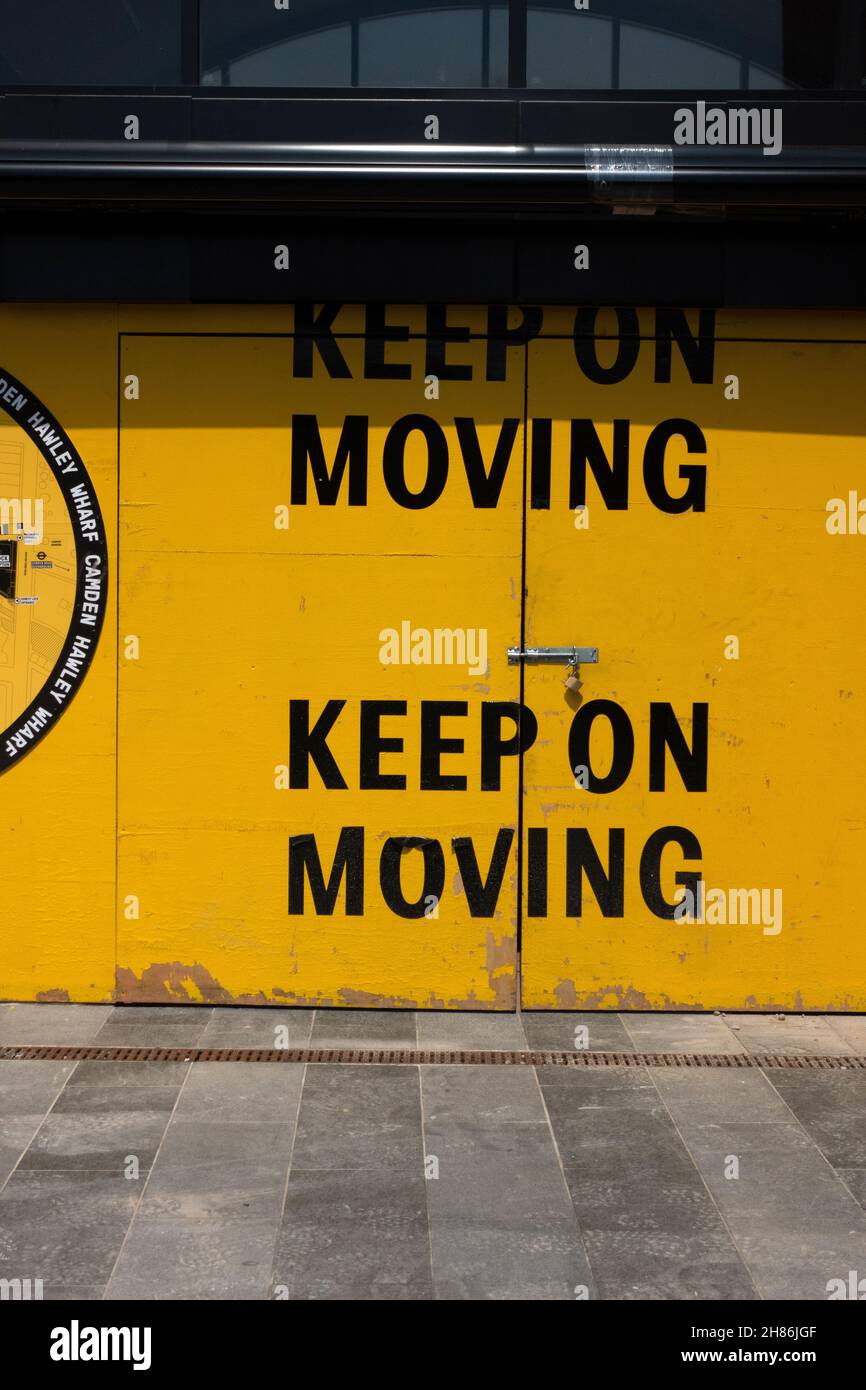 Keep on moving sign in London Stock Photo - Alamy