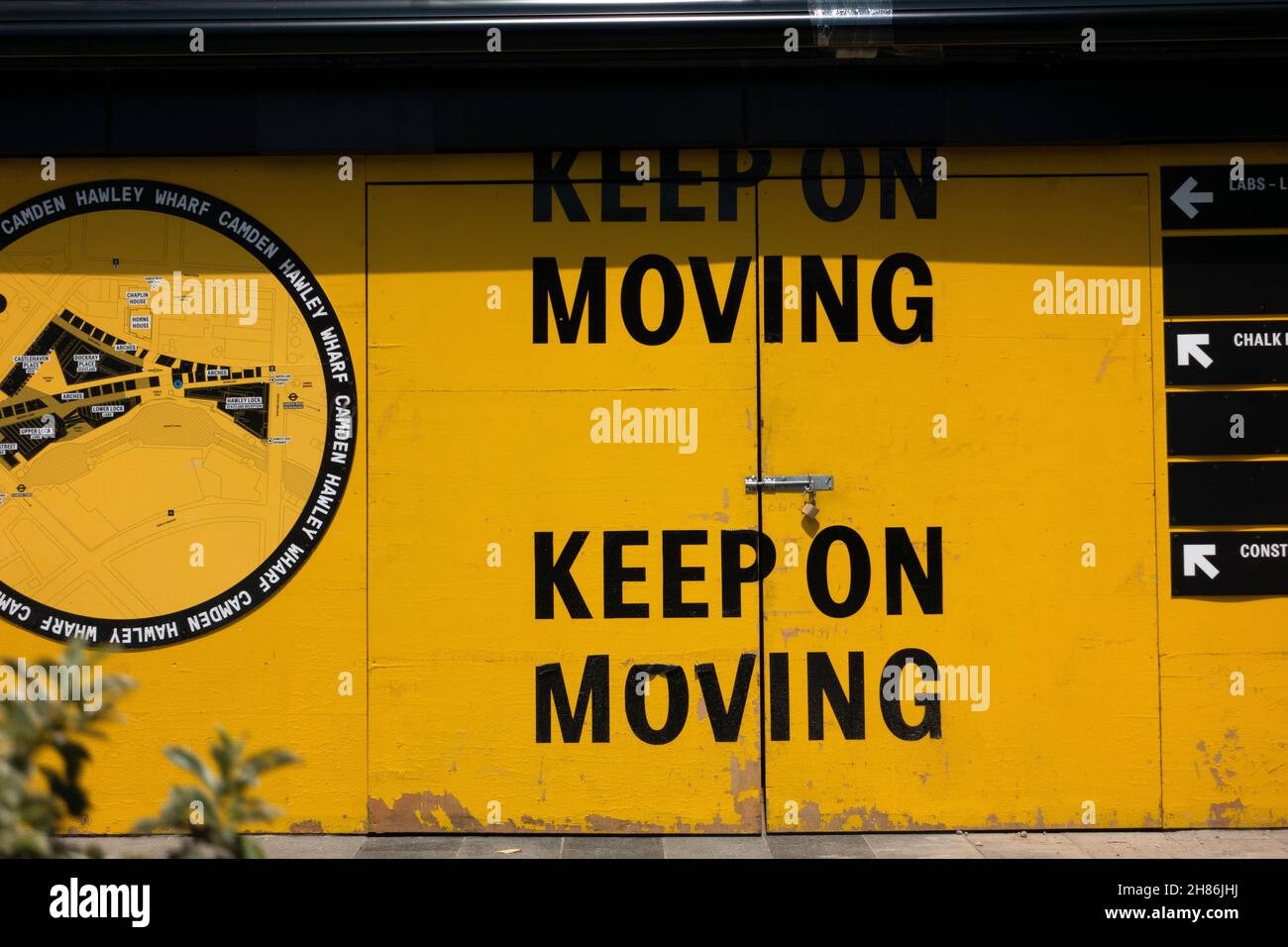 Keep on moving sign in London Stock Photo - Alamy