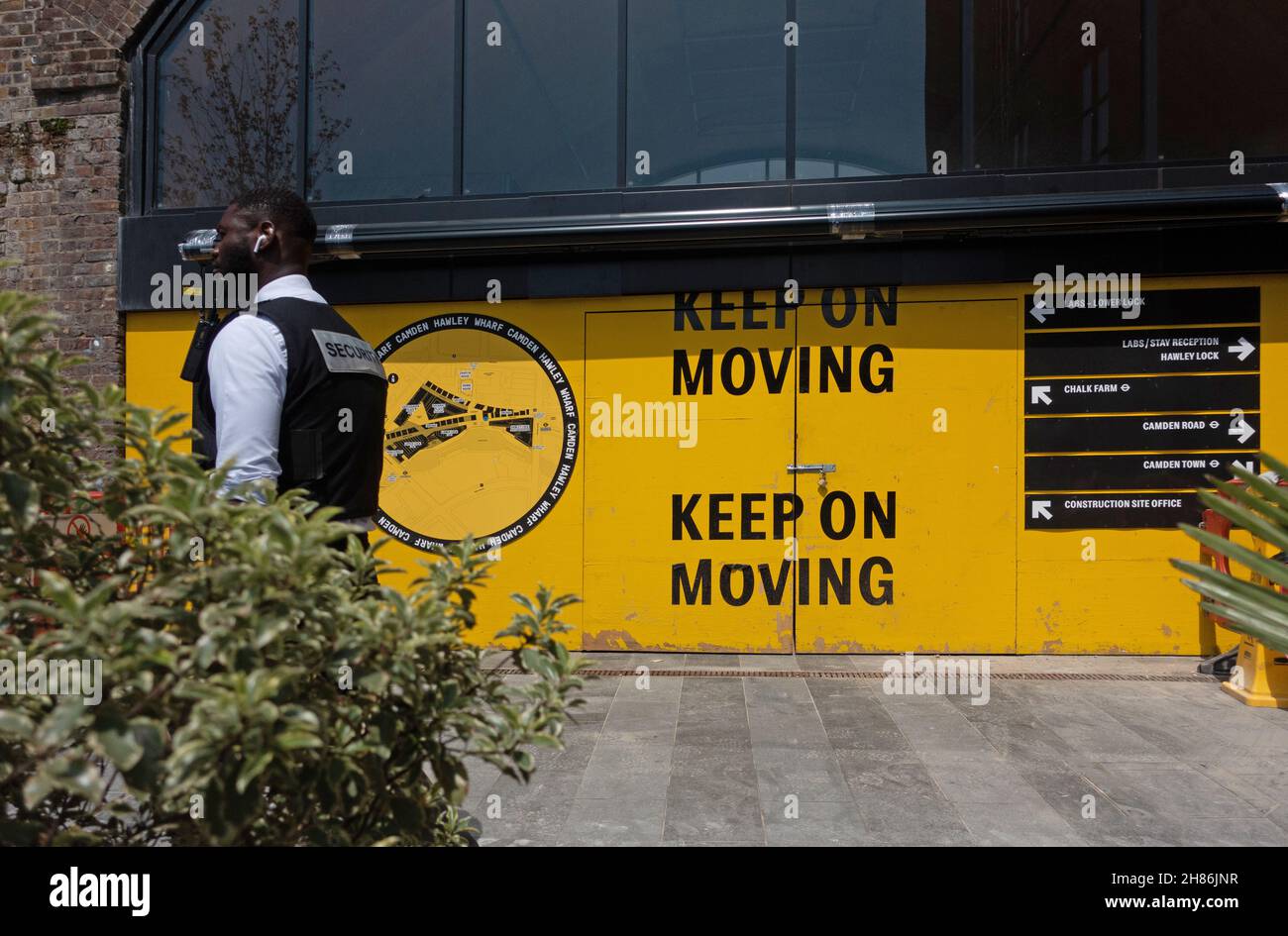 Keep on moving sign in London Stock Photo - Alamy