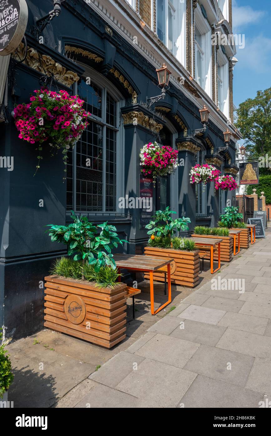 Seating outside an english london pub Stock Photo - Alamy