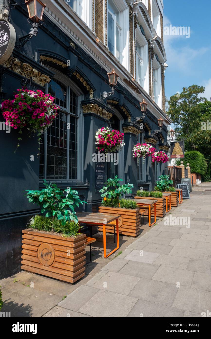 Seating outside an english london pub Stock Photo - Alamy
