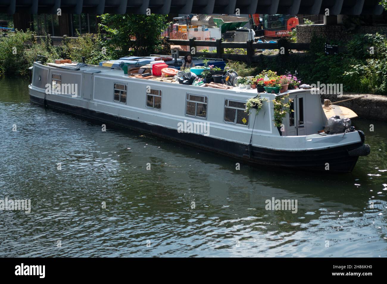 Narrowboat home on the regents canal hi-res stock photography and ...