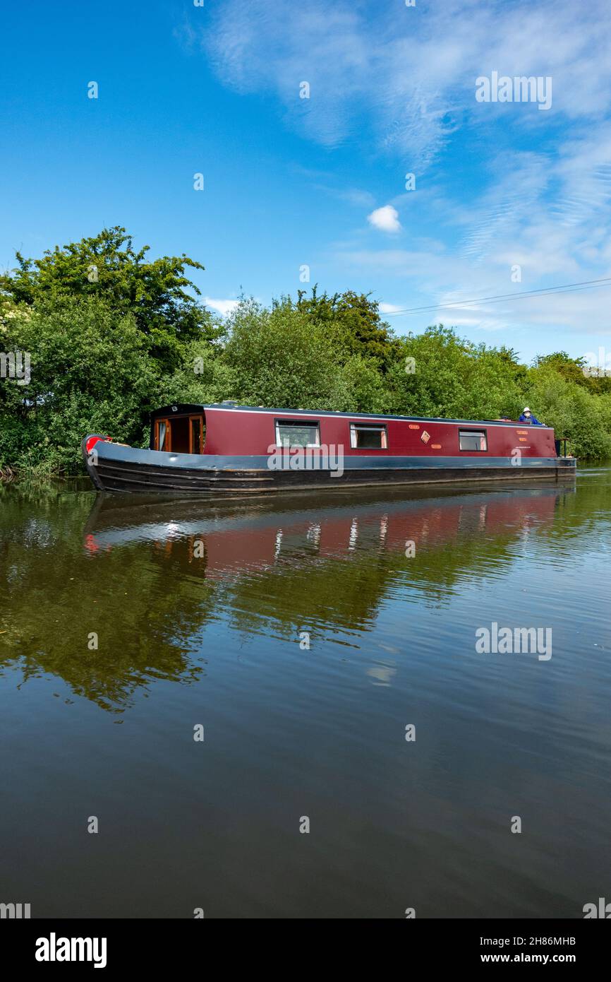 Red narrowboat, canal, doncaster Stock Photo - Alamy