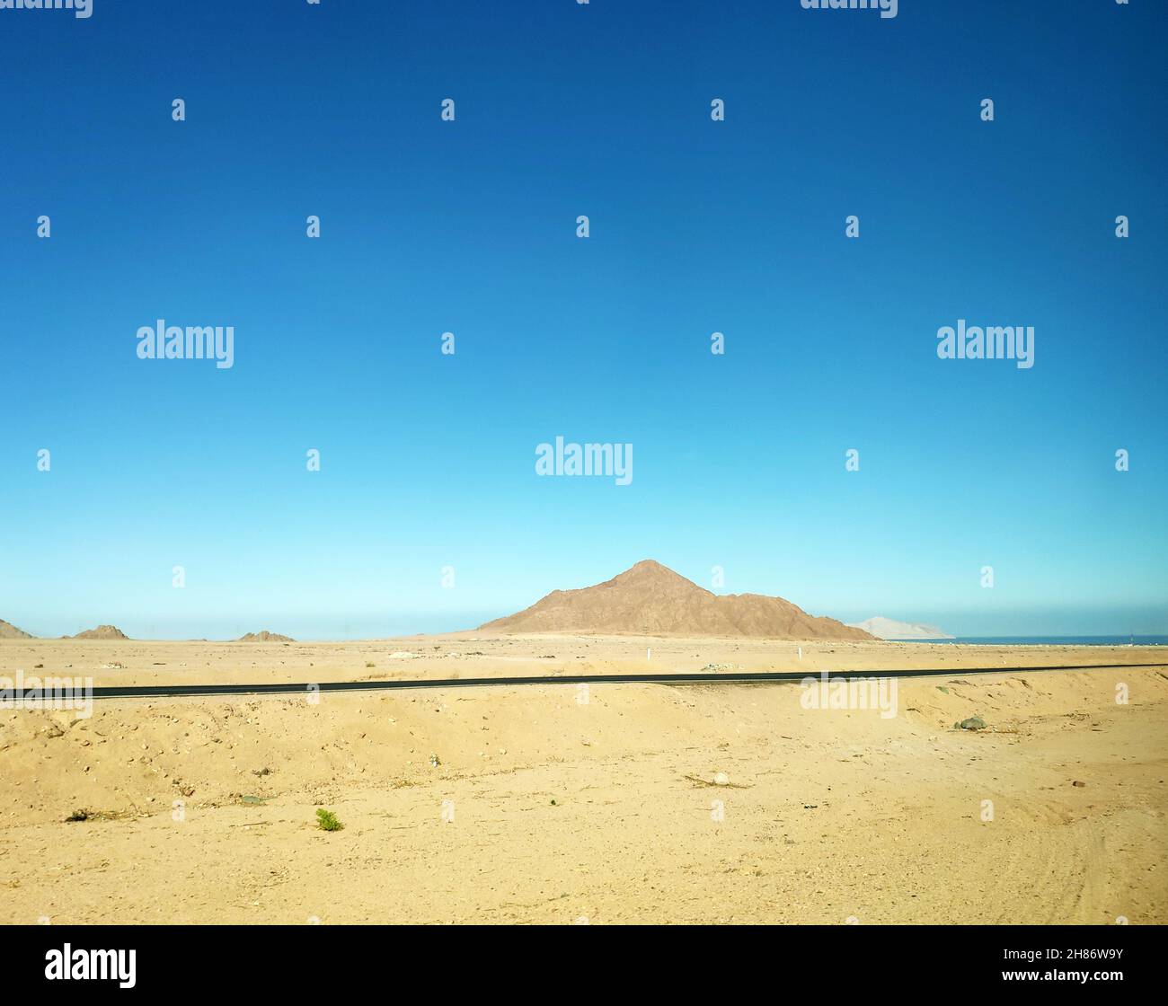 Volcano in the desert hi-res stock photography and images - Alamy