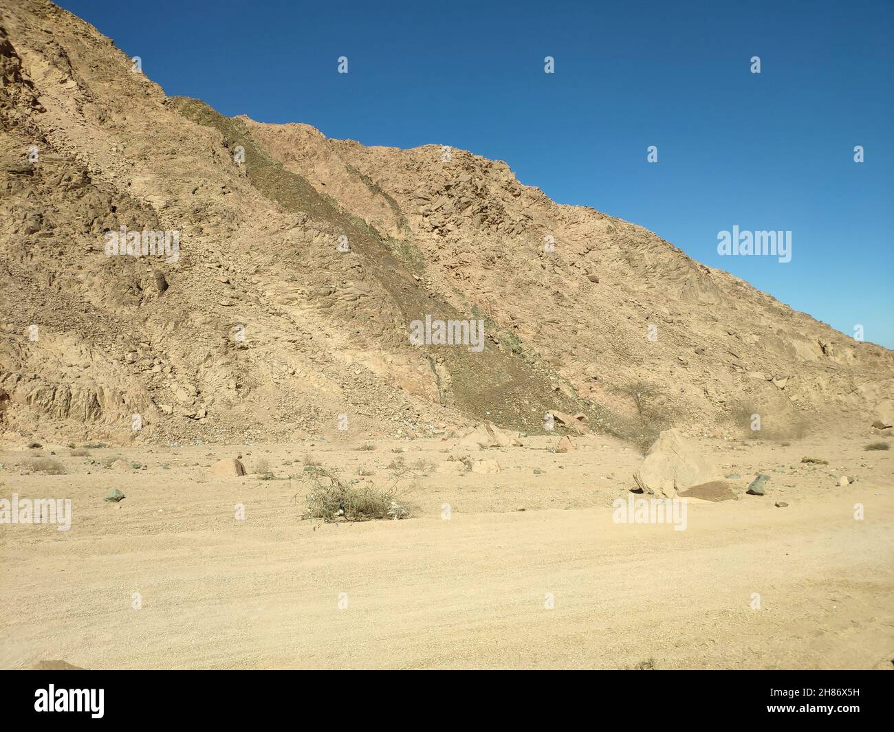 Sinai desert backgound with mountains, deserted landscape Stock Photo ...