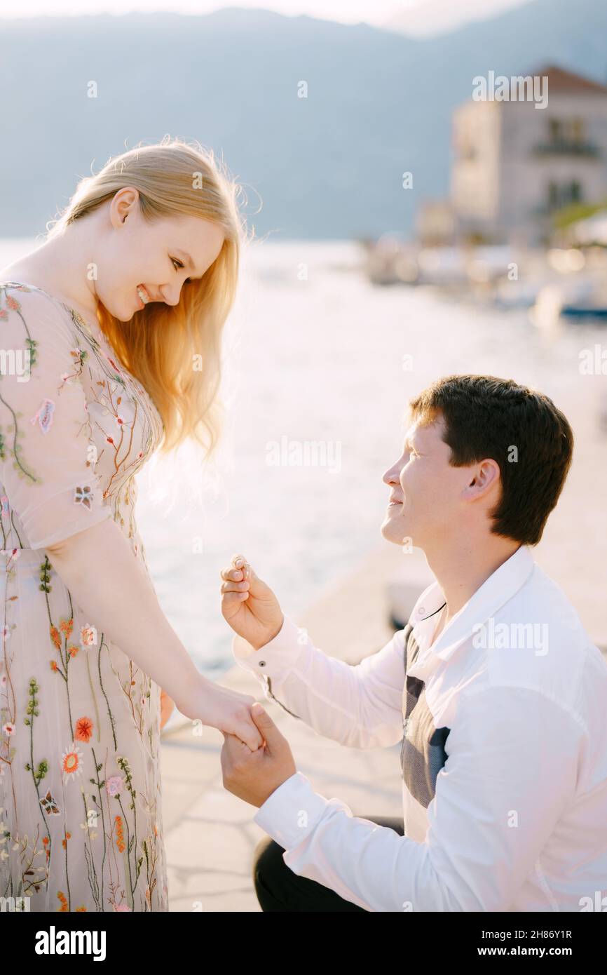 Man proposes woman wedding hi-res stock photography and images - Alamy