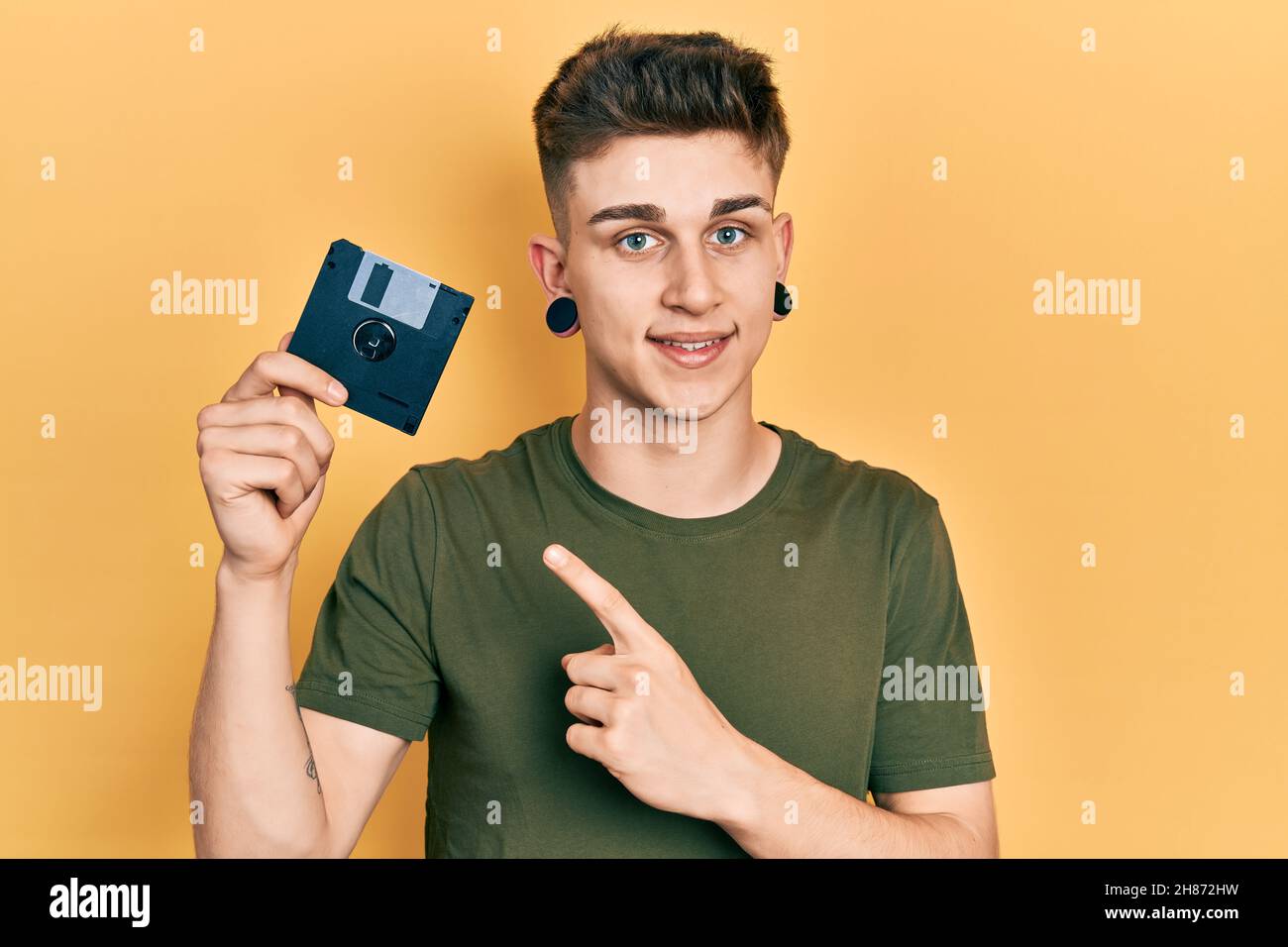 Hand holding floppy disk hi-res stock photography and images - Alamy
