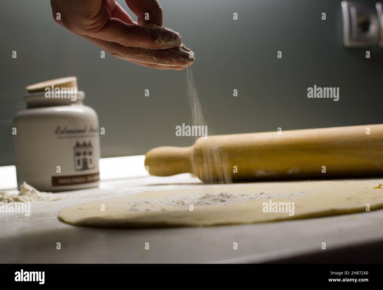 Sprinkling powder hands hi-res stock photography and images - Alamy