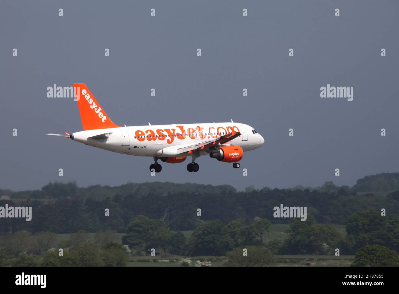 An Easyjet plane makes its final descent in to Edinburgh airport Stock ...