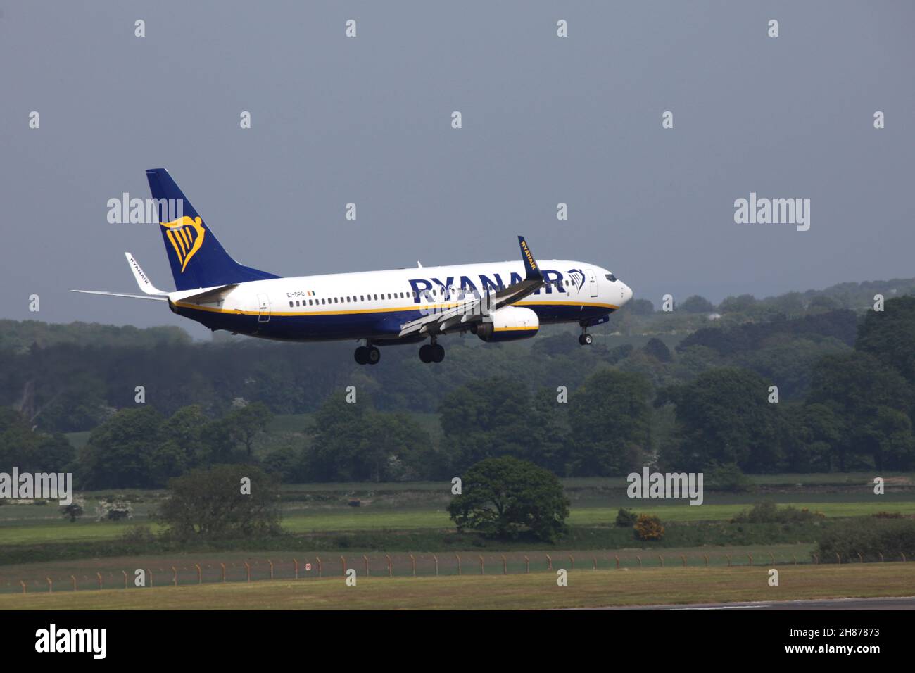 Edinburgh Airport Ryanair High Resolution Stock Photography and Images ...