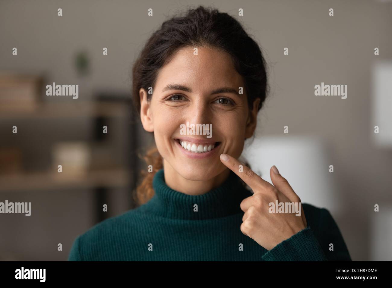 Look straight at the camera hi-res stock photography and images - Alamy