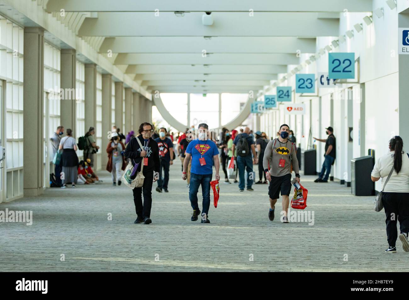 Comic con crowd hi-res stock photography and images - Alamy