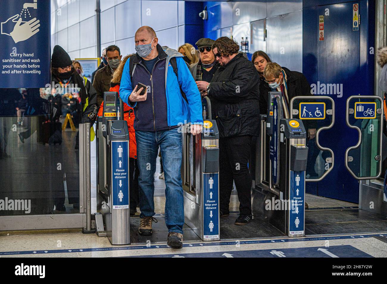 Waterloo station shops hi-res stock photography and images - Alamy