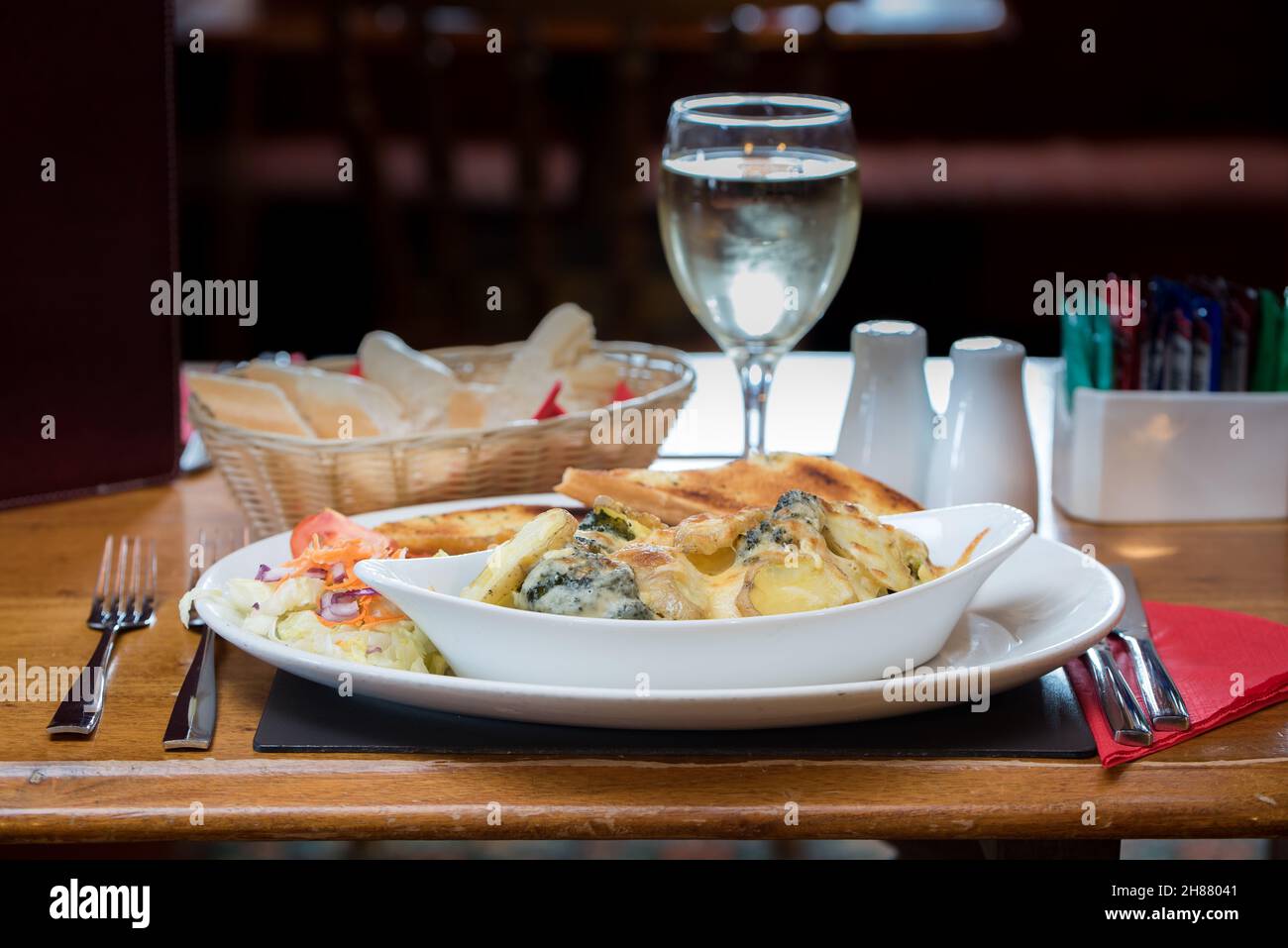 Pub lunch, traditional British bar or restaurant food Stock Photo - Alamy